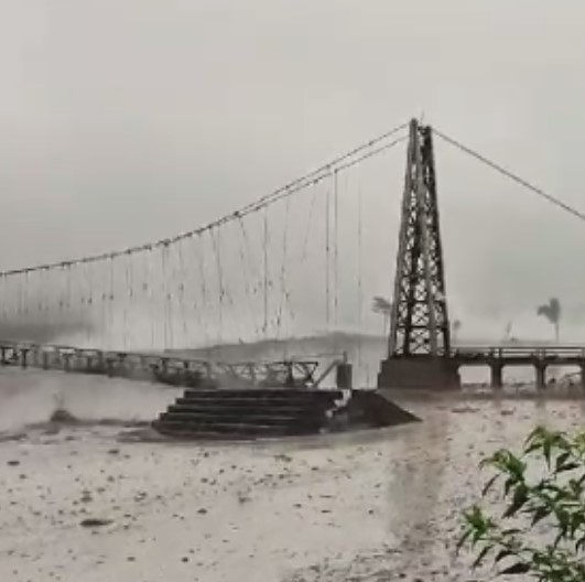 Video Viral Jembatan Perbatasan Lumajang-Malang Putus akibat Banjir ... Video Viral Jembatan Perbatasan Lumajang-Malang Putus akibat Banjir ...