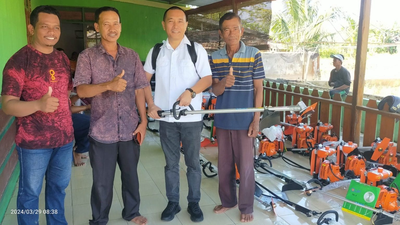 Puji Pemerintahan Desa Linonggasai, Wakil Ketua DPRD Konawe Rusdianto ... Puji Pemerintahan Desa Linonggasai, Wakil Ketua DPRD Konawe Rusdianto ...
