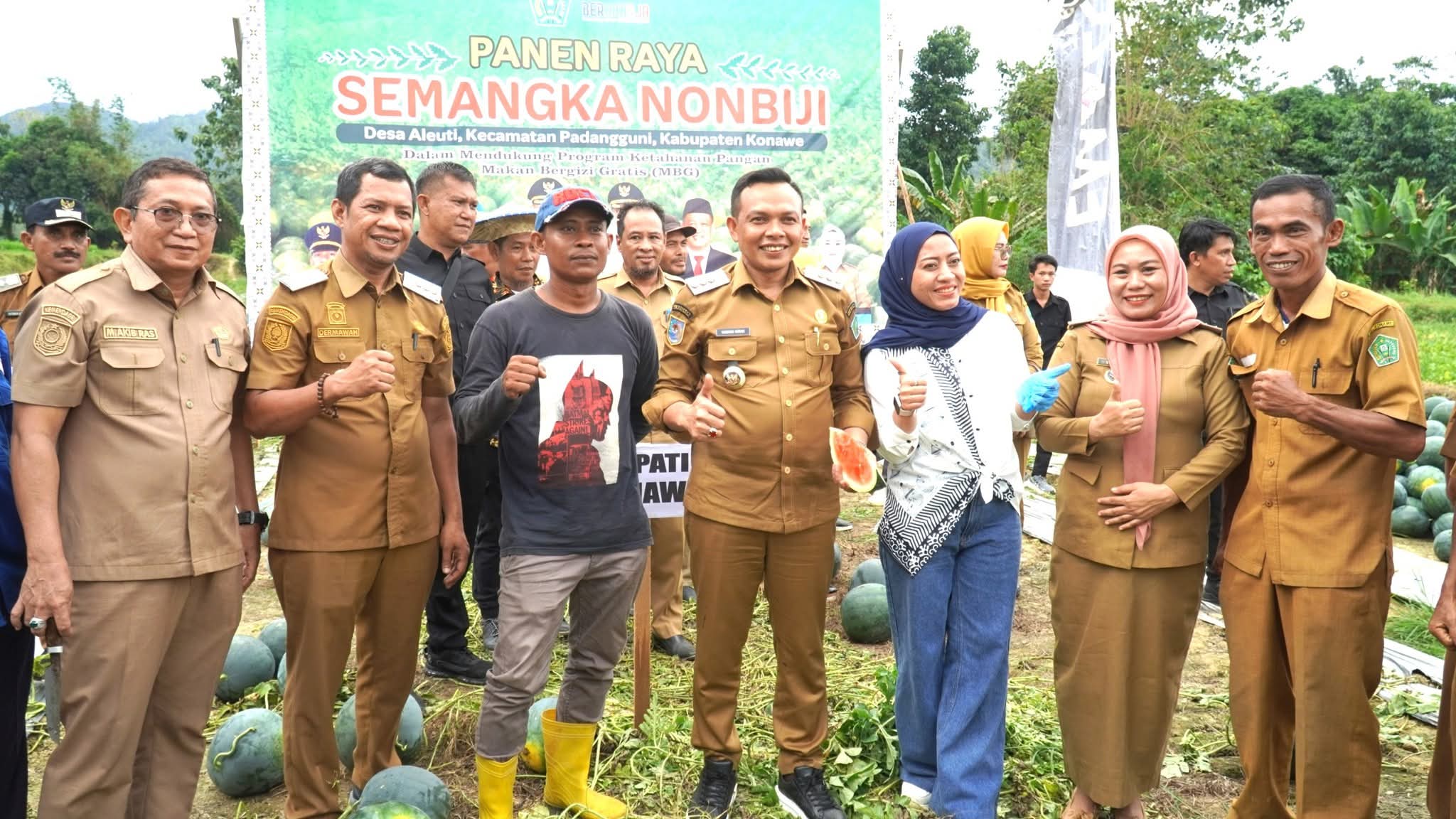 Bupati Konawe Hadiri Panen Raya Semangka di Desa Aleuti, Dorong ...