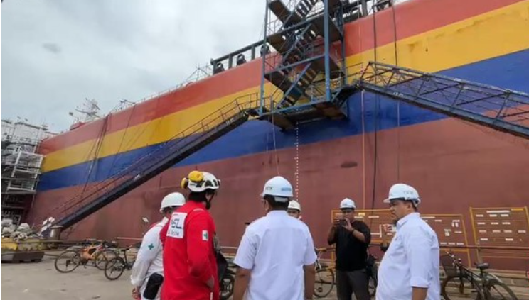 Kapal Tanker Terbakar di Galangan PT ASL Shipyard Batam, Tidak Ada ...